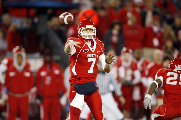 Houston's Keenum becomes NCAA's all-time leader in total offense