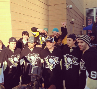 Pittsburgh Penguins players deliver pizza to fans in line for Student ...