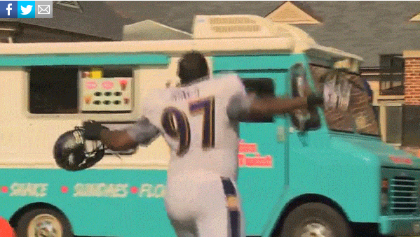 Baltimore Ravens freak out after ice cream truck arrives at practice