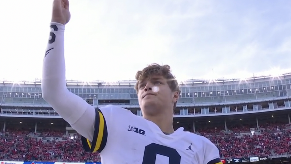 Ohio State's Marcus Hall flips crowd the double-bird after ejection
